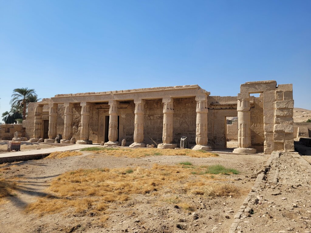 Arkeolojik sit alanı Mortuary Temple of Seti I, El‑Uksur, foto