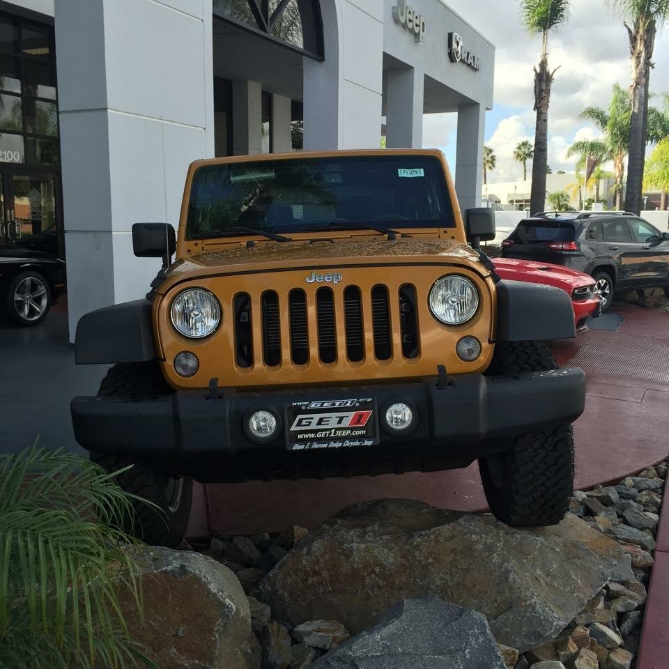 Otomobil satış galerileri Glenn E Thomas Dodge Chrysler Jeep, Kaliforniya Eyaleti, foto