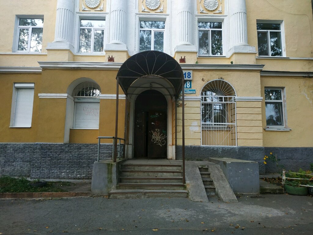 Bina, site yönetimi Tsn Starykh Bolshevikov 18, Yekaterinburg, foto