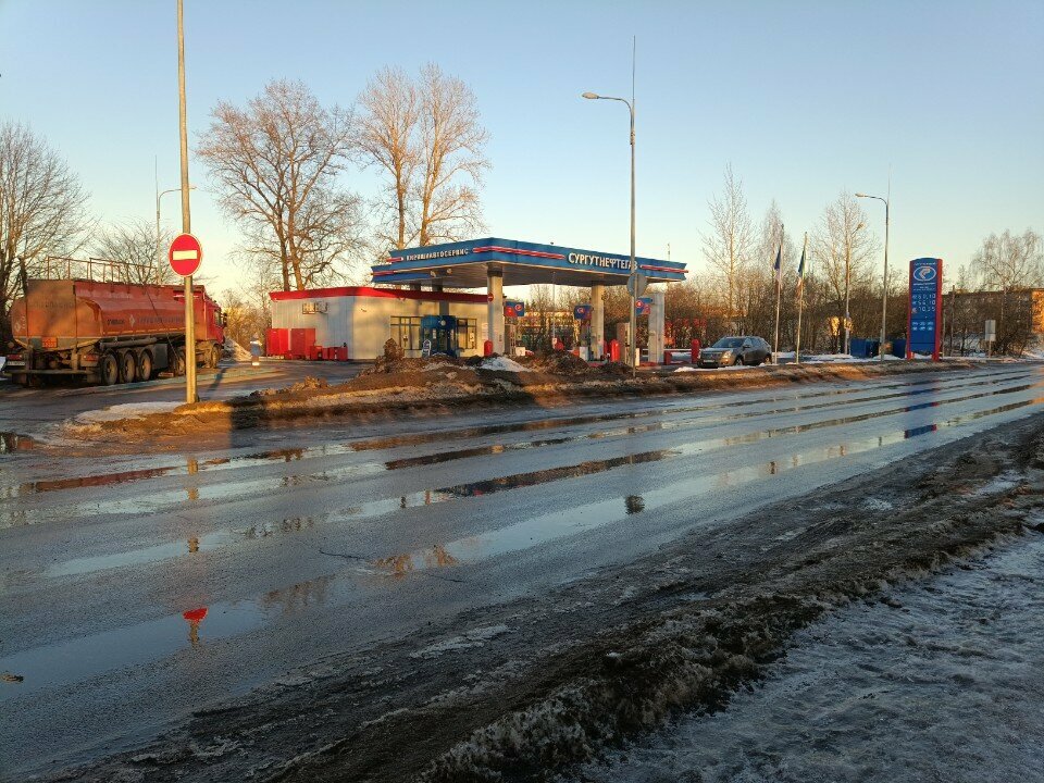 Benzin istasyonu Kirishiavtoservis, Volhov, foto