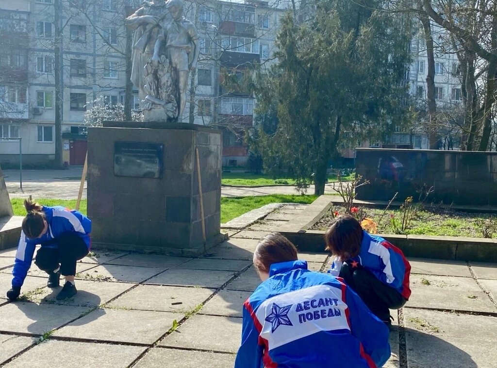 Anıt, heykel Братская могила партизан, Kerç, foto