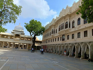 City Palace (State of Rajasthan, City of Udaipur), müzeler ve sanat galerileri  Udajpur'dan