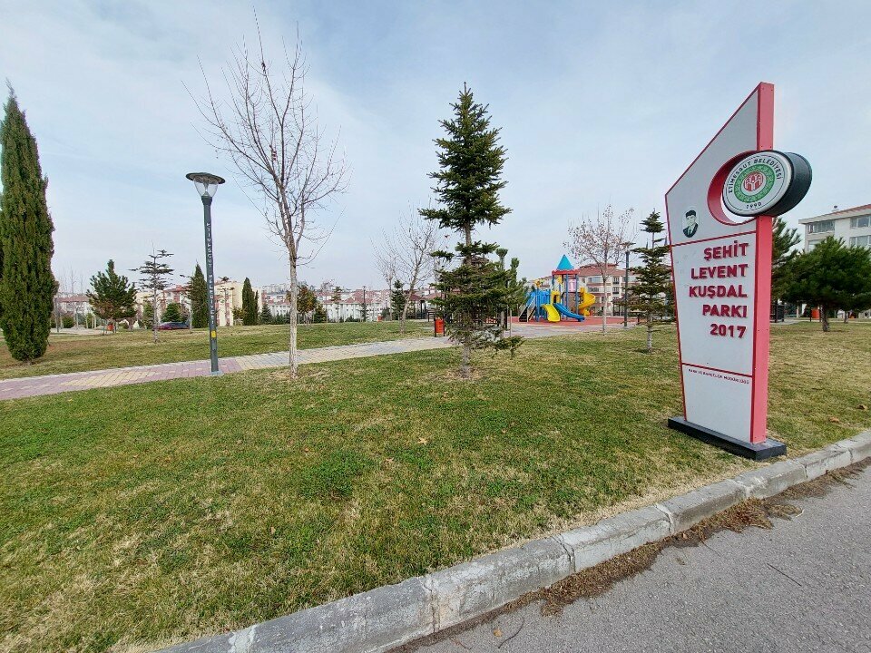 Park, sokak heykeli Şehit Levent Kuşdal Parkı, Ankara, foto