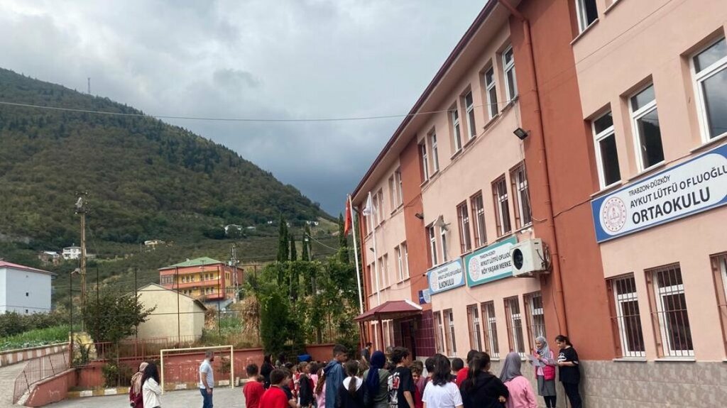 Ortaokul Aykut Lütfü Ofluoğlu İlkokulu, Düzköy, foto