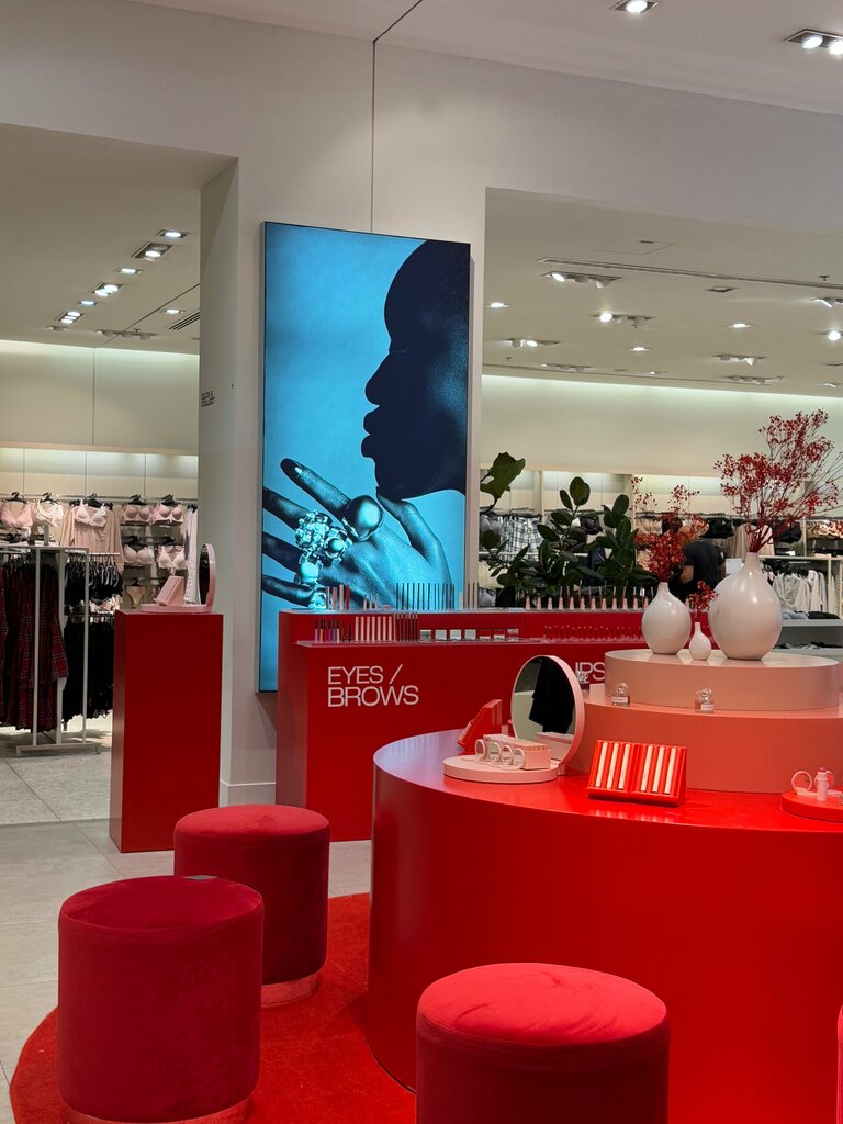 Giyim mağazası H&M, Dubai, foto
