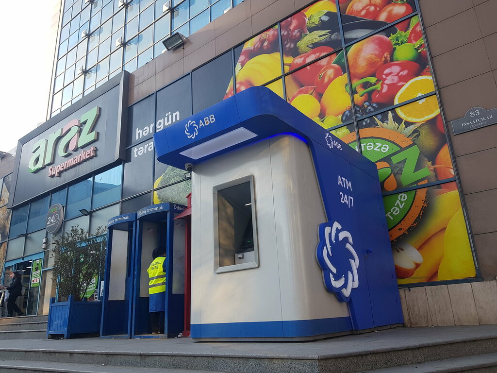 ATM'ler Beynəlxalq Bank bankomat, Bakü, foto