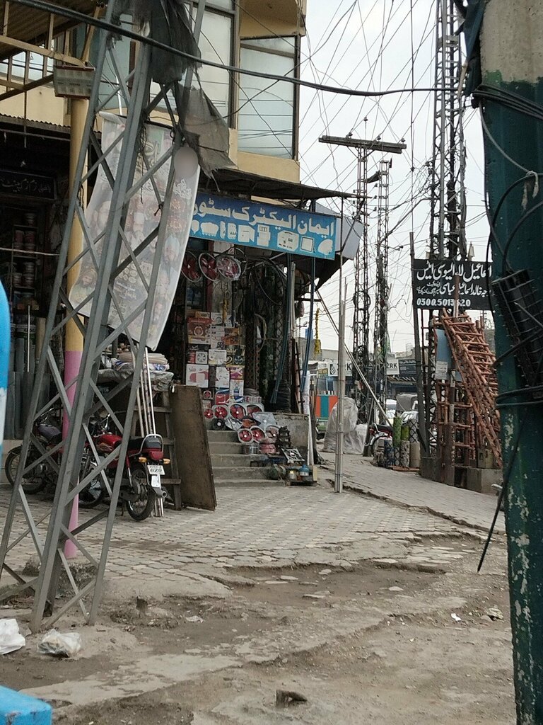 Boya ve cila malzemeleri üretim ve satış yerleri Amaan Paint & Hardware, Rawalpindi, foto