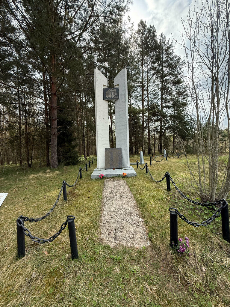 Anıt, heykel Братская могила, Minskaya oblastı, foto