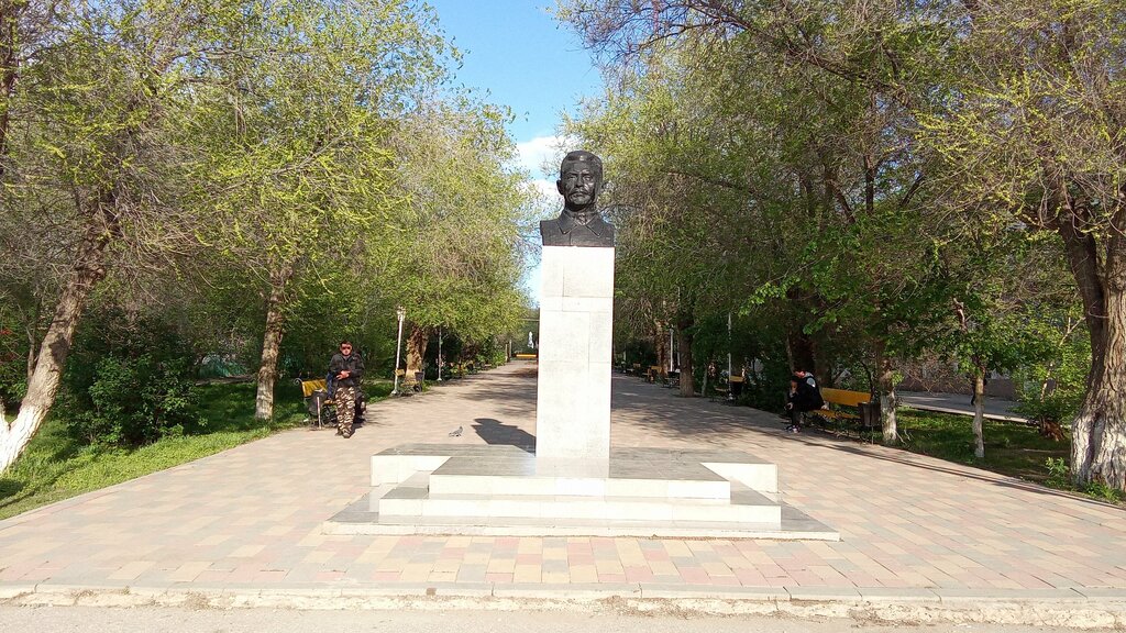 Anıt, heykel Monument to A. Dzhangeldin, Aktöbe, foto