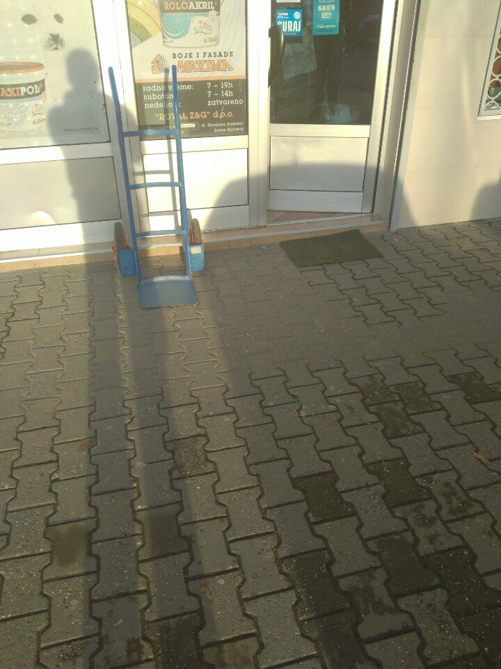 Boya ve cila malzemeleri üretim ve satış yerleri Royal Z&G, Novi Sad, foto
