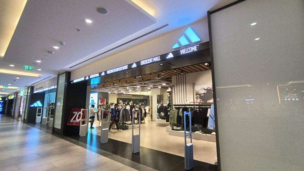 Spor giyim ve ayakkabı Adidas, Bakü, foto
