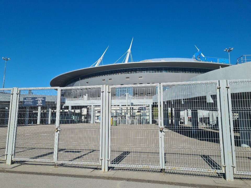 Geçiş noktaları, güvenlik kontrol alanı Gate 15, Saint‑Petersburg, foto