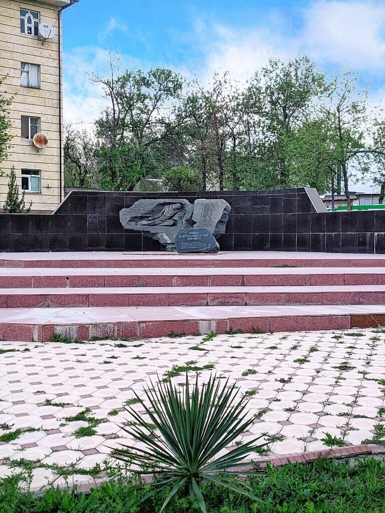 Anıt, heykel To Afghan Veterans, Angren, foto