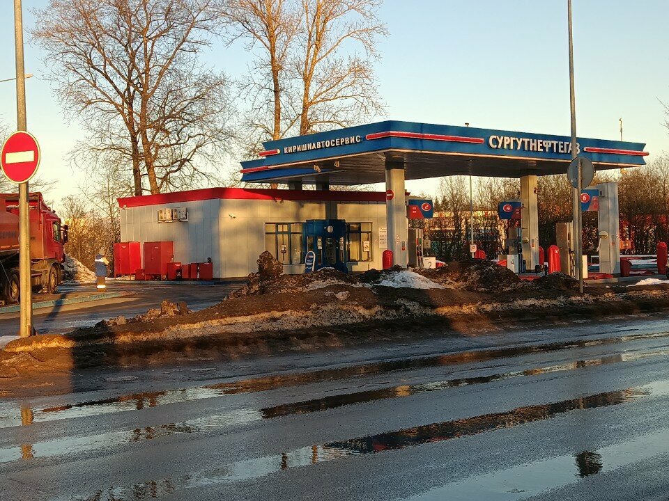 Benzin istasyonu Kirishiavtoservis, Volhov, foto