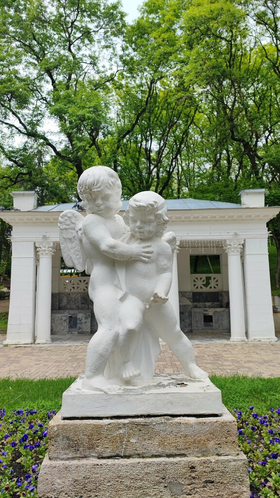 Park, sokak heykeli Борющиеся купидоны, Essentuky, foto