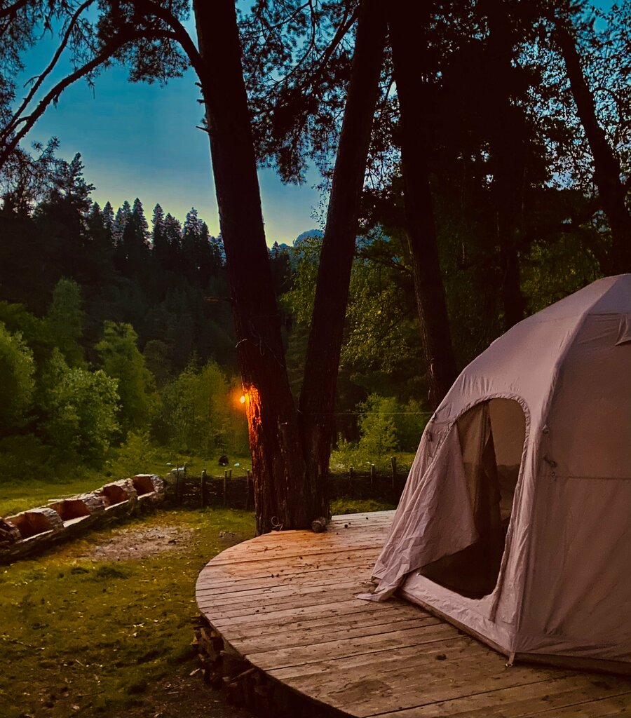 Kamp alanları Эко город Дукка, Karaçay‑Çerkez Cumhuriyeti, foto