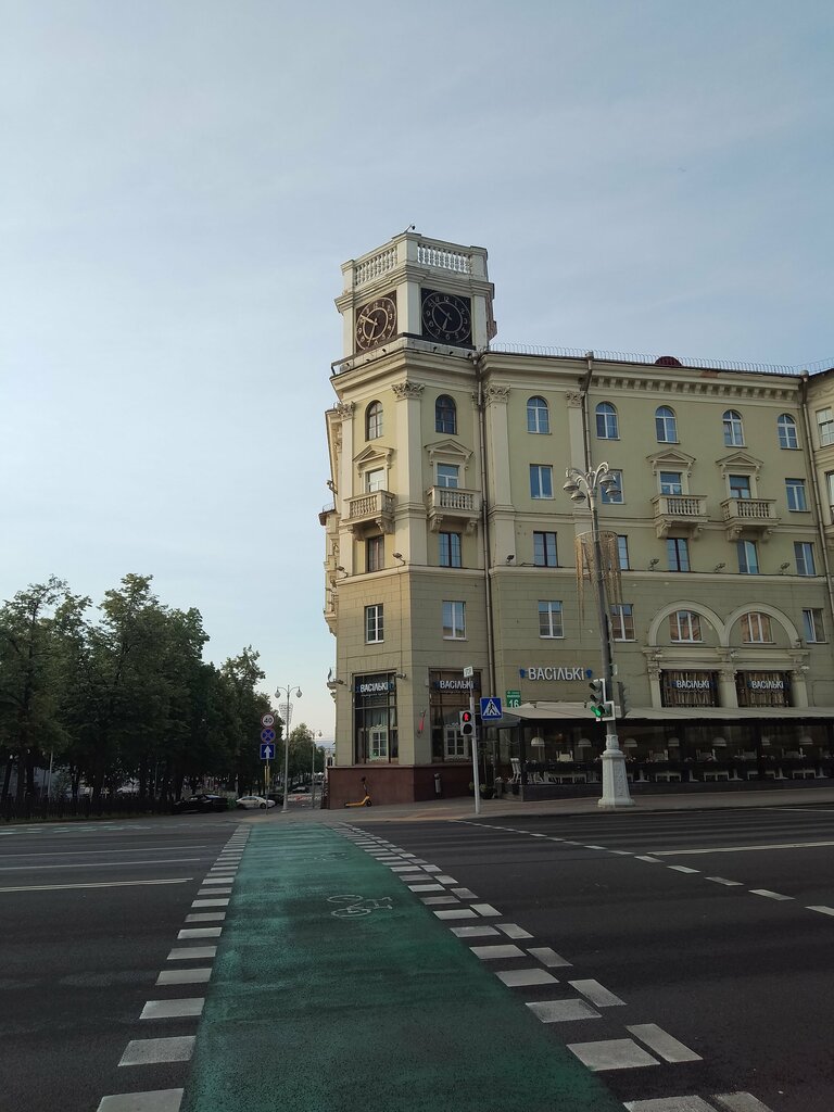 Turistik yerler Дом с часами на проспекте Независимости, Minsk, foto