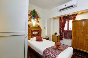 Nefertiti Hotel Luxor (Qina Governorate, Luxor, El-Sahabi St), otel  El‑Uksur'dan