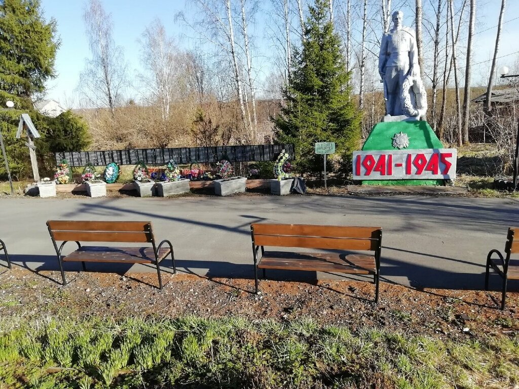 Anıt, heykel Погибшему солдату Воин с венком, Komi, foto