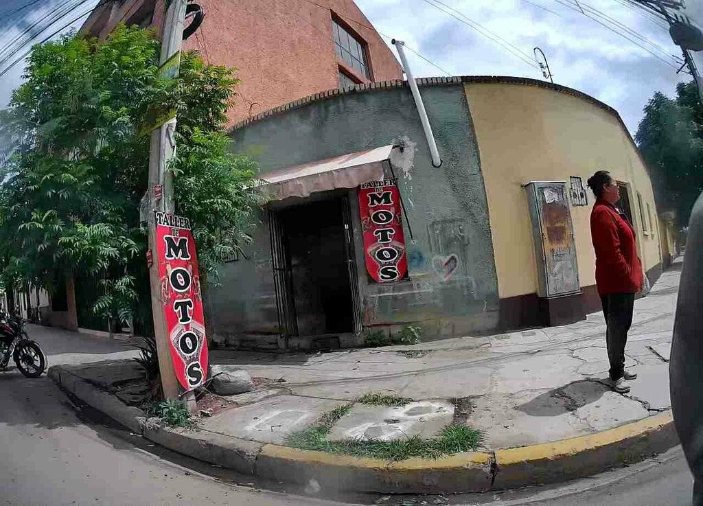 Oto döşeme Motorcycle Workshop, Cochabamba, foto