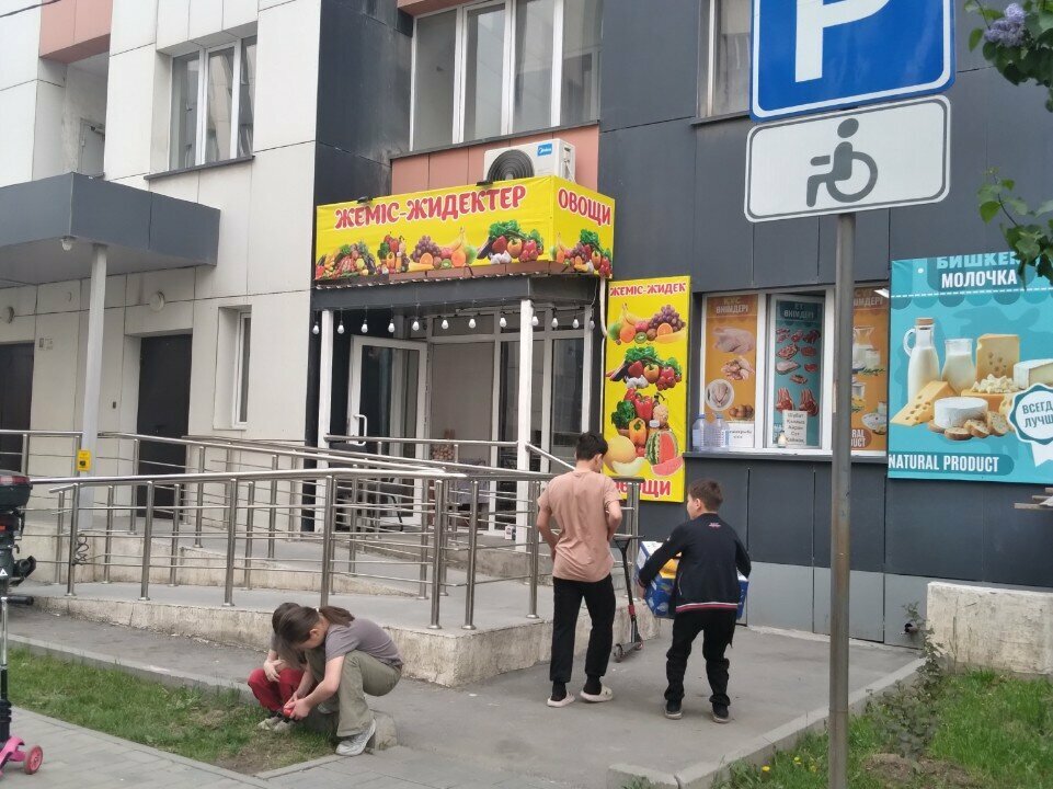 Manavlar Kiosk selling vegetables and fruits, Almatı, foto
