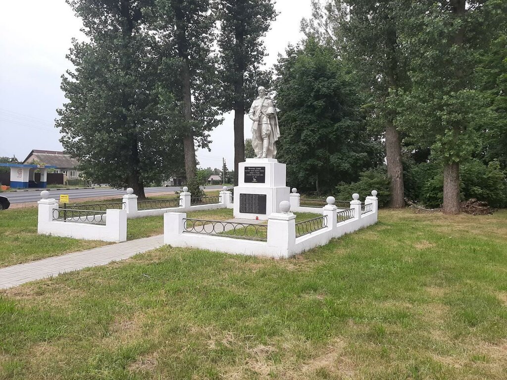 Anıt, heykel Советским воинам, павшим в ВОВ, Baranavichy, foto