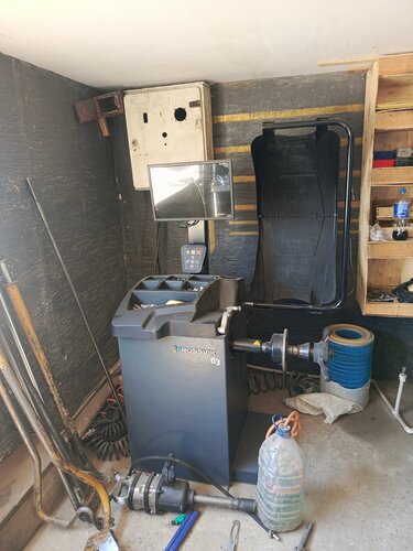 Oto lastik tamiri Shinamontaj, Siriderya eyaleti, foto