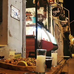 Söğüşle (İzmir, Çeşme, Alaçatı Mah., 12077 Sok., 6), restoran  Çeşme'den