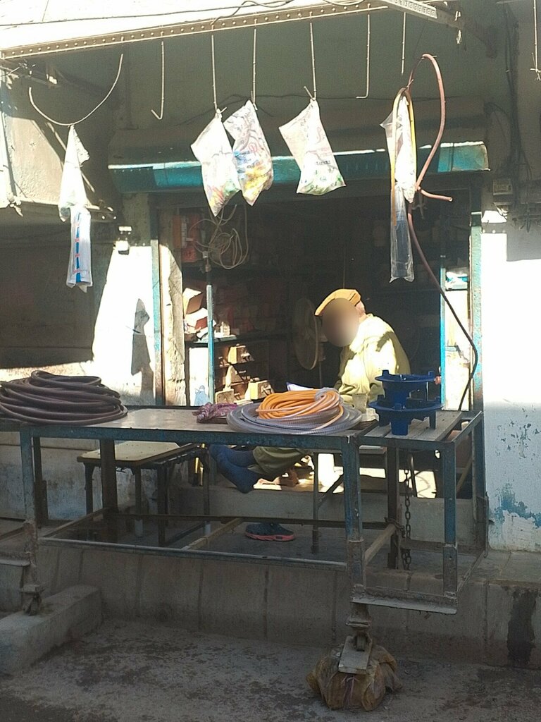 Elektrik ve benzinle çalışan aletler Al gousia hardware and sanitary, Karaçi, foto