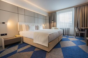 Hotel Holiday (Ulica Zmaja od Bosne No:4, Sarajevo), otel  Saraybosna'dan