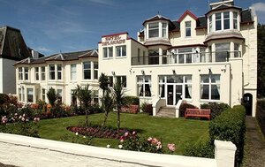 Oyo The Esplanade Hotel (Scotland, Argyll and Bute, Dunoon-Gourock), otel  İskoçya'dan