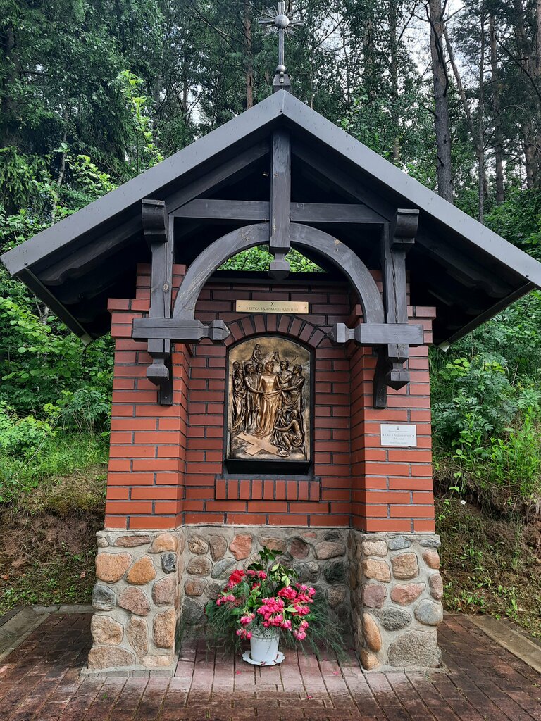 Şapel, haç anıtı Иисуса лишают одежды, Minskaya oblastı, foto