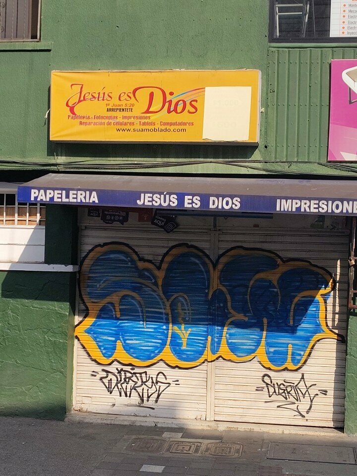 Kırtasiyeler Jesus is God, Medellin, foto