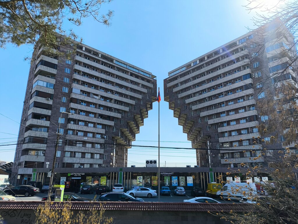 Unutulmaz olayların yeri Kissing buildings, Erivan, foto