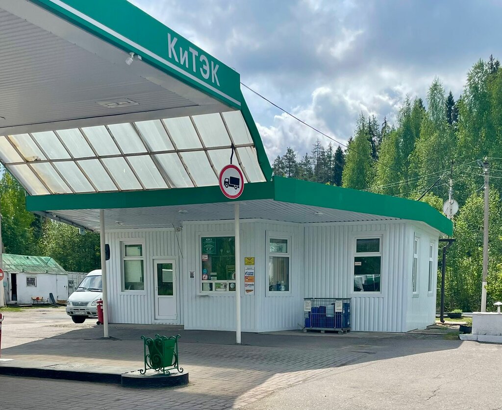 Benzin istasyonu Kirishi Fuel and Energy Company, Podorogie, foto
