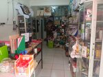 Essentials Bookstore (Santa Cruz de la Sierra, Distrito Municipal 10, Avenida Moscú), market  Bolivya'dan