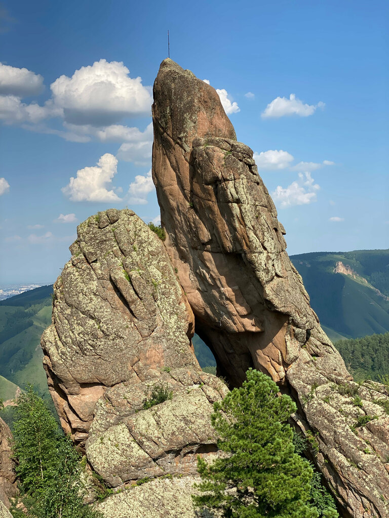 Dağ zirvesi Скала Такмак, Krasnoyarski krayı, foto