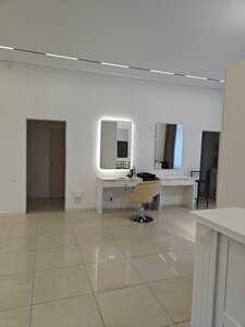 Lashmaker Ulbosyn (Bauyrjan Momyşūly dañğyly No:14), kaş ve kirpik salonu  Astana'dan