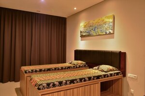 PrimeBiz Hotel Surabaya (Jl. Dharmahusada Indah Timur No:35-37), otel  Surabaya'dan