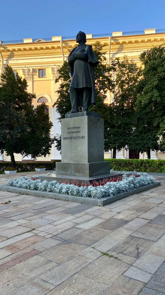Anıt, heykel Monument to Konstantin Tsiolkovsky, Riazan, foto