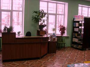 Lyubimskaya tsentralnaya biblioteka Muk (Oktyabrskaya ulitsa No:11), kütüphaneler  Liubim'den