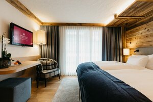 Ermitage Wellness & SPA Hotel (Bern, Saanen, Dorfstrasse), otel  Bern'den