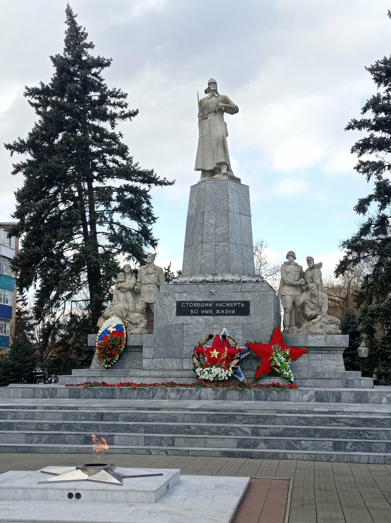 Anıt, heykel Вечный огонь, Tihoretsk, foto