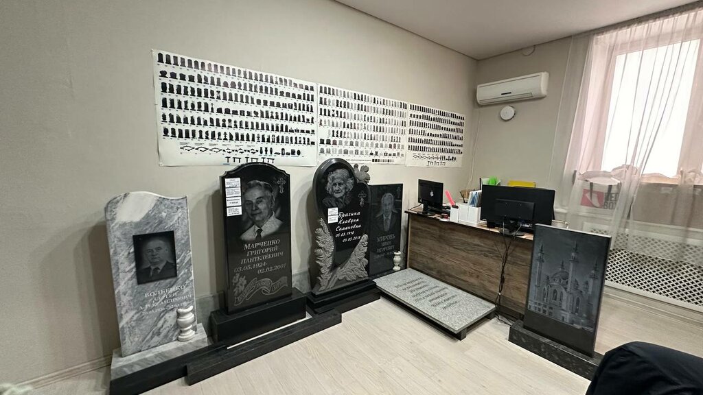 Heykel ve mezarlık taşı üreticileri Ural Tombstone, Çeliabinsk, foto