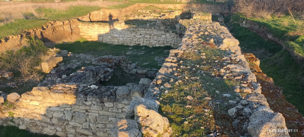 Turistik yerler Монументальный фундамент античной северо-западной угловой башни, Kerç, foto