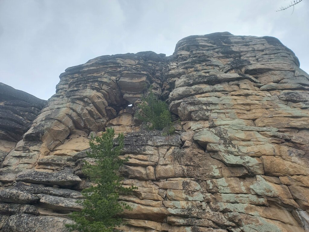 Dağ zirvesi Скала Фрегат, Krasnoyarski krayı, foto
