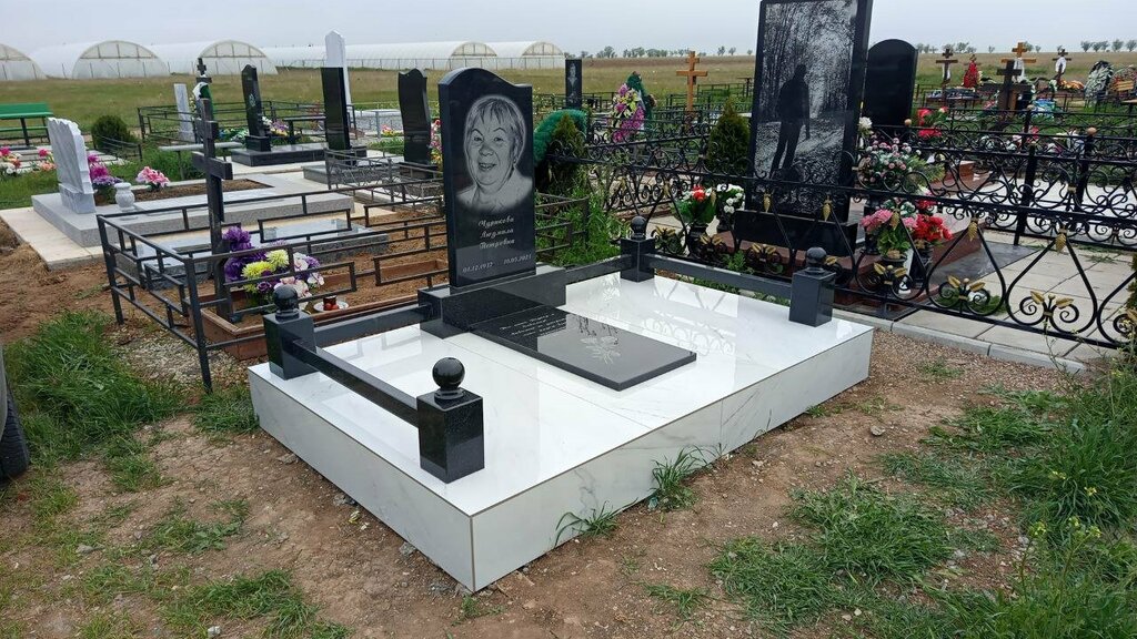 Heykel ve mezarlık taşı üreticileri Soc-pamyatnik. Rf, Yevpatorya, foto