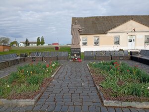 Братская могила (Homieĺskaja voblasć, Zhlobinski District, Agricultural Settlement of Paparatnaje), anıt, heykel  Gomelskaya oblastından