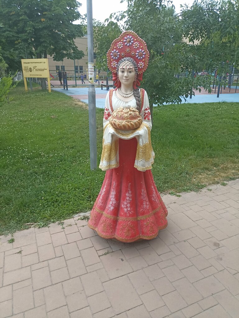 Park, sokak heykeli Красавица с караваем, Volgograd, foto