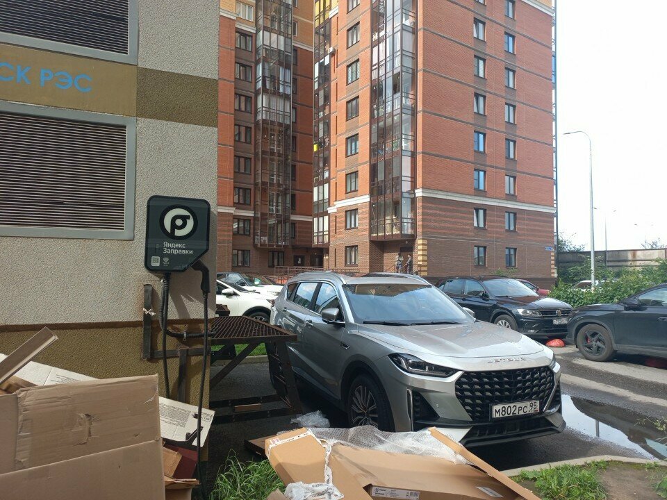 Elektrikli oto şarj istasyonları Yandex Fuel, Saint‑Petersburg, foto